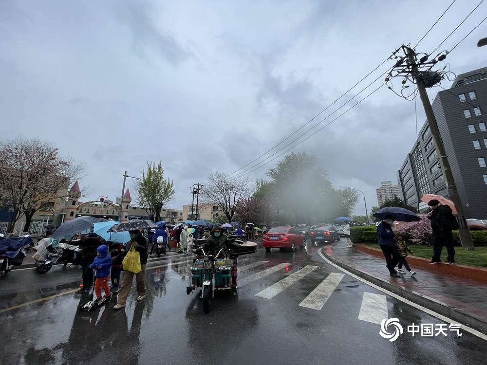 春雨绵绵 北京晚高峰雨水持续影响出行-图片频道